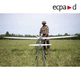 ImagesDéfense - Un droniste du 61e régiment d'artillerie (RA) installe ...