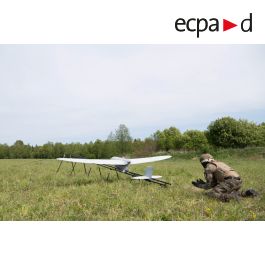 ImagesDéfense - Un droniste du 61e régiment d'artillerie (RA) fait ...