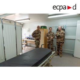 ImagesDéfense - Le médecin en chef Philippe Aries présente une salle de ...