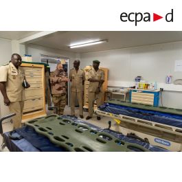 ImagesDéfense - Le médecin principal Pierre-Julien présente les ...