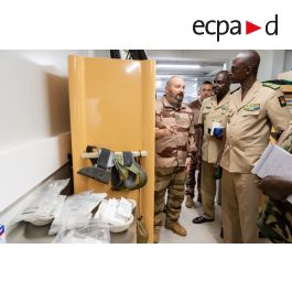 ImagesDéfense - Le médecin principal Pierre-Julien présente les ...