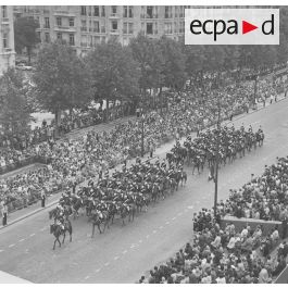 ImagesDéfense - Vue aérienne du défilé monté. Passage du régiment de ...