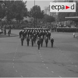ImagesDéfense - Défilé à pied. Passage des drapeaux et leur garde de l ...