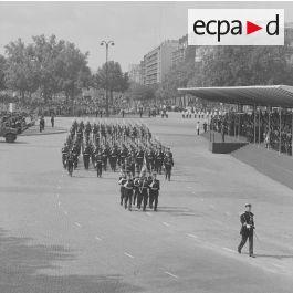 ImagesDéfense - Défilé à pied. Passage du drapeau et sa garde de la ...