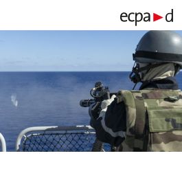 ImagesDéfense - Un artilleur tire à la mitrailleuse à canons multiples ...