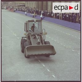 ImagesDéfense - Défilé motorisé. Passage devant l'Ecole militaire d'un ...