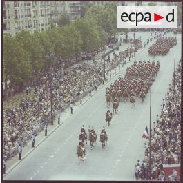 ImagesDéfense - Vue aérienne du défilé monté. Passage de l'étendard et ...