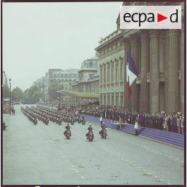 ImagesDéfense - Défilé monté. Passage devant l'Ecole militaire des ...