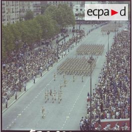 ImagesDéfense - Vue aérienne du défilé à pied. Passage du drapeau et sa ...