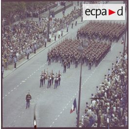 ImagesDéfense - Vue aérienne du défilé à pied. Passage du drapeau et sa ...