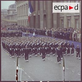 ImagesDéfense - Défilé à pied. Passage devant l'Ecole militaire des ...