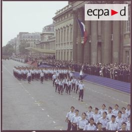 ImagesDéfense - Défilé à pied. Passage devant l'Ecole militaire du ...
