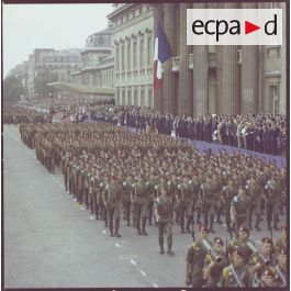 ImagesDéfense - Défilé à pied. Passage devant l'Ecole militaire du 6e ...