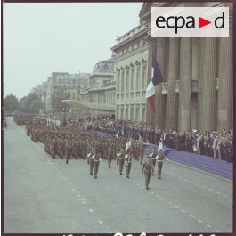 ImagesDéfense - Défilé à pied. Passage devant l'Ecole militaire du ...