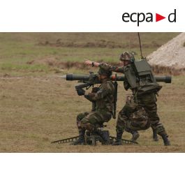 ImagesDéfense - Mise en oeuvre d'un missile SATCP Mistral lors des ...