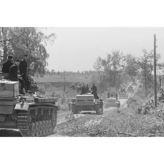 ImagesDéfense - Des blindés Panzer III et Panzer IV.