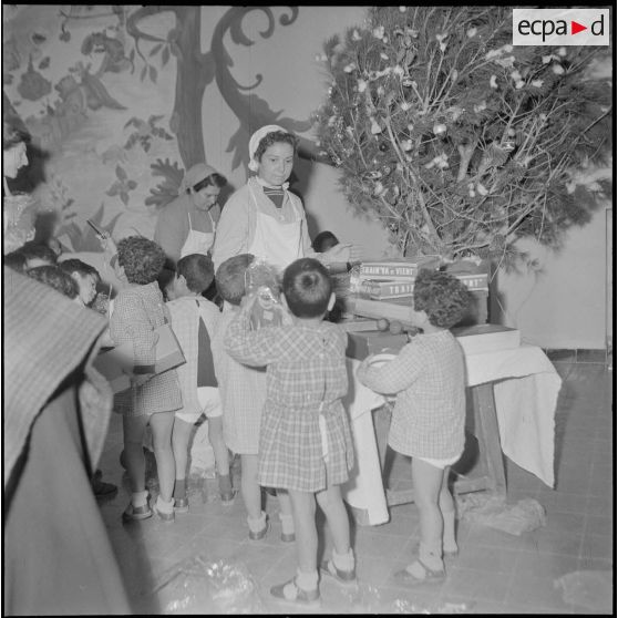 ImagesDéfense - Visite de madame Lacoste au sanatorium de Beni-Messous. [Description en cours]