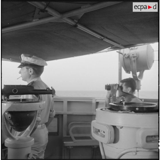 ImagesDéfense - En mer avec le lieutenant de vaisseau, commandant la "Pervenche", et l'officier ...
