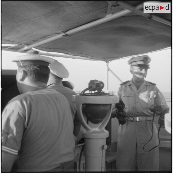 ImagesDéfense - En mer avec le lieutenant de vaisseau, commandant la "Pervenche", et l'officier ...