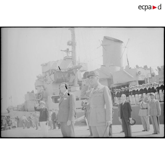 ImagesDéfense - Les autorités militaires qui accompagnent Louis ...