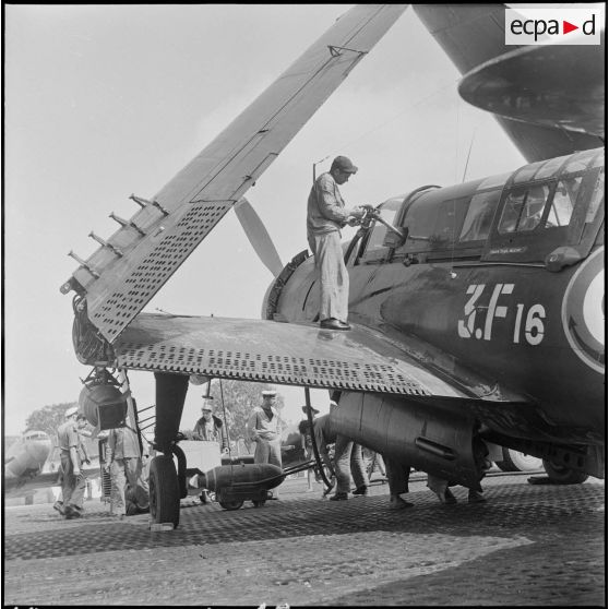 ImagesDéfense - Sur la base aérienne de Bach Mai, le personnel au sol ...