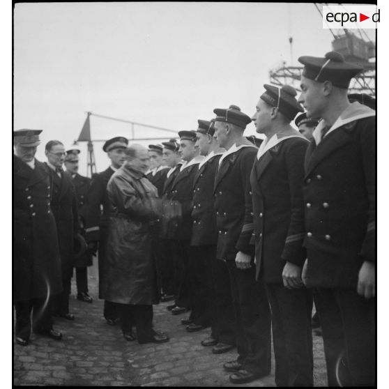 ImagesDéfense - Visite d'inspection d'autorités à bord de l'aviso ...