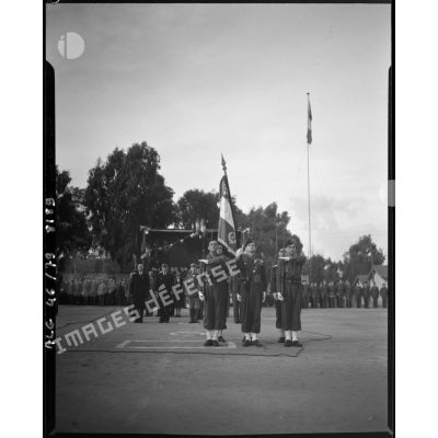 ImagesDéfense - Défilé du 45e régiment de transmissions (RTrs), sous le ...