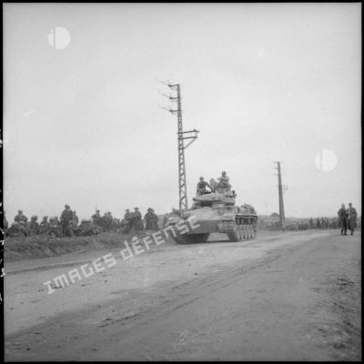 ImagesDéfense - Colonne de chars M24 Chaffee le long de la route en ...