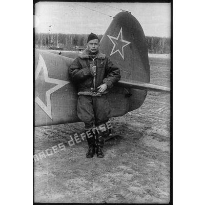 ImagesDéfense - Un pilote de chasse du Normandie Niémen devant son ...