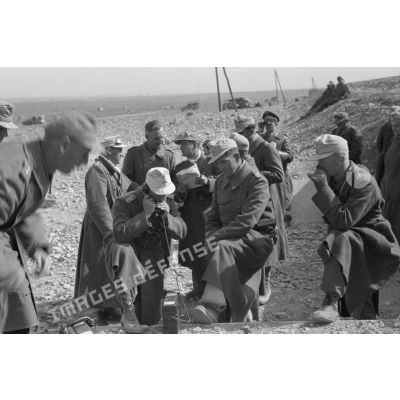 ImagesDéfense - Un groupe d'officiers entoure un téléphone de campagne ...