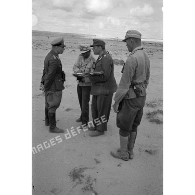 ImagesDéfense - Le maréchal (Generalfeldmarschall) Erwin Rommel remet ...