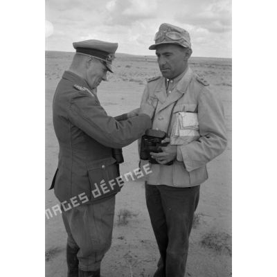 ImagesDéfense - Le maréchal (Generalfeldmarschall) Erwin Rommel remet ...