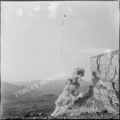 ImagesDéfense - Explosion de rochers dans le massif de l'Aurès Nemencha.