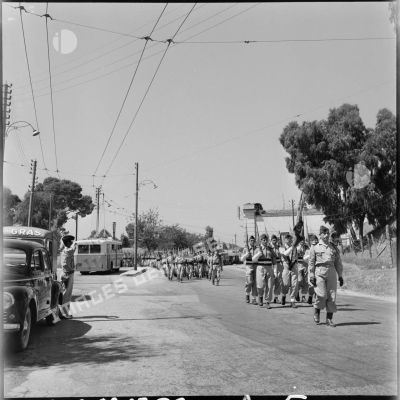ImagesDéfense - Alger, stade des Tagarins. Le drapeau du 9e régiment de ...