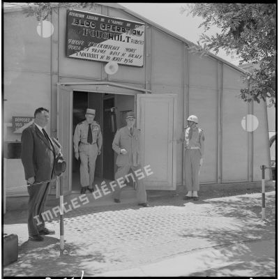 ImagesDéfense - Aïn Arnat. Le général de Gaulle devant un bâtiment de l'aviation légère de l ...