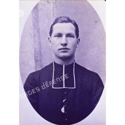 ImagesDéfense - Marie Monnet, ép. Léon Roux. [légende d'origine]