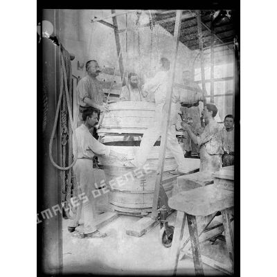 ImagesDéfense - Paris. Manufacture de Sèvres. Finition des raccords d ...