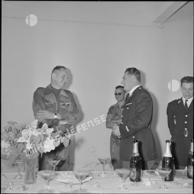 ImagesDéfense - Visite de Marcel Bigeard à des gendarmes.