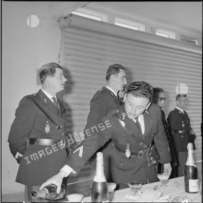 ImagesDéfense - Visite de Marcel Bigeard à des gendarmes.
