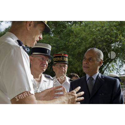 ImagesDéfense - Le ministre des Outre-mer Victorin Lurel s'entretient ...