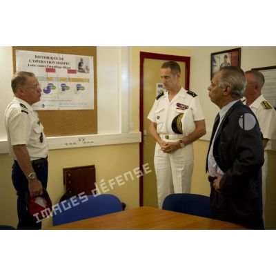 ImagesDéfense - Le colonel Didier Laumont présente des clichés de sites ...